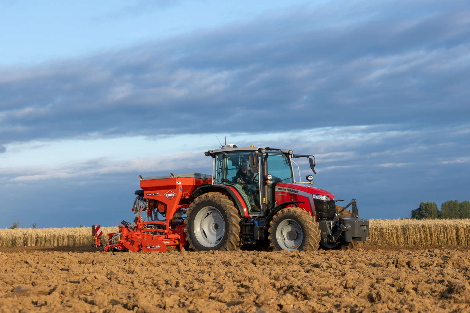 Massey Ferguson präsentiert die neuen MF 5M Modelle. 6 starke Modelle von 95 PS bis 145 PS ...